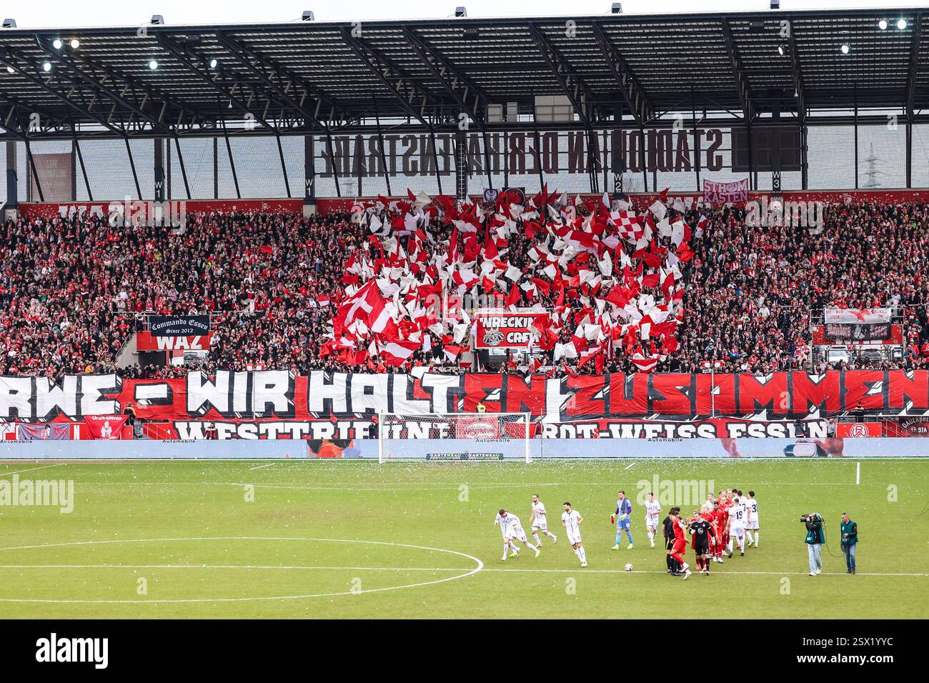 Fans, Ultras von Rot Weiss Essen (Westtribüne) zeigen eine Choreo "Wir ...