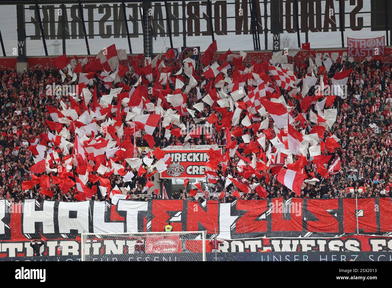 Fans, Ultras von Rot Weiss Essen (Westtribüne) zeigen eine Choreo "Wir ...