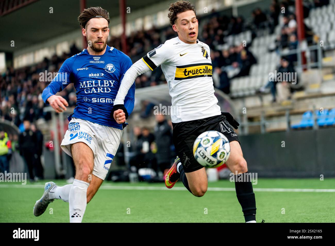 250222 Trelleborgs Felix Hörberg och AIKs Victor Goncalves Andersson ...