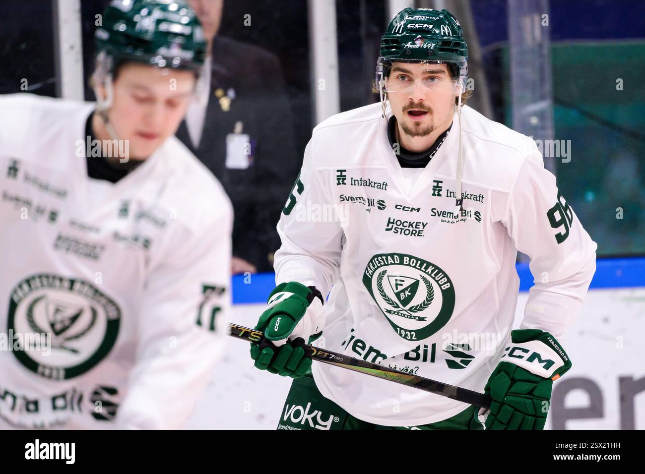 Karlstad, Sverige. 22nd Feb, 2025. 250222 Färjestads David Tomasek under värmningen inför ...
