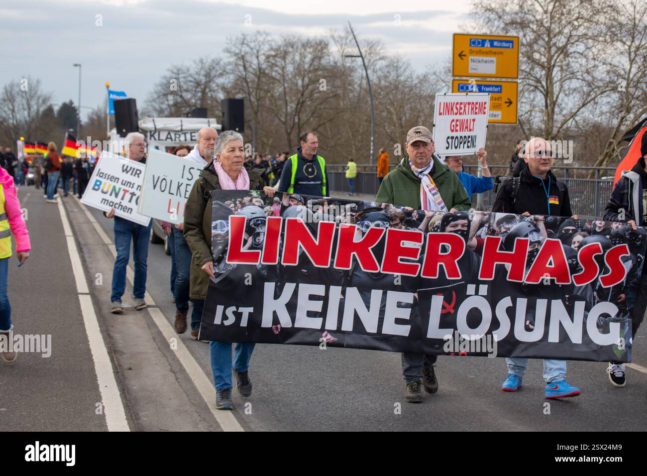 Aschaffenburg: Demo gegen linke Hetze und Gewalt***Banner mit der Aufschrift LINKER HASS IST ...