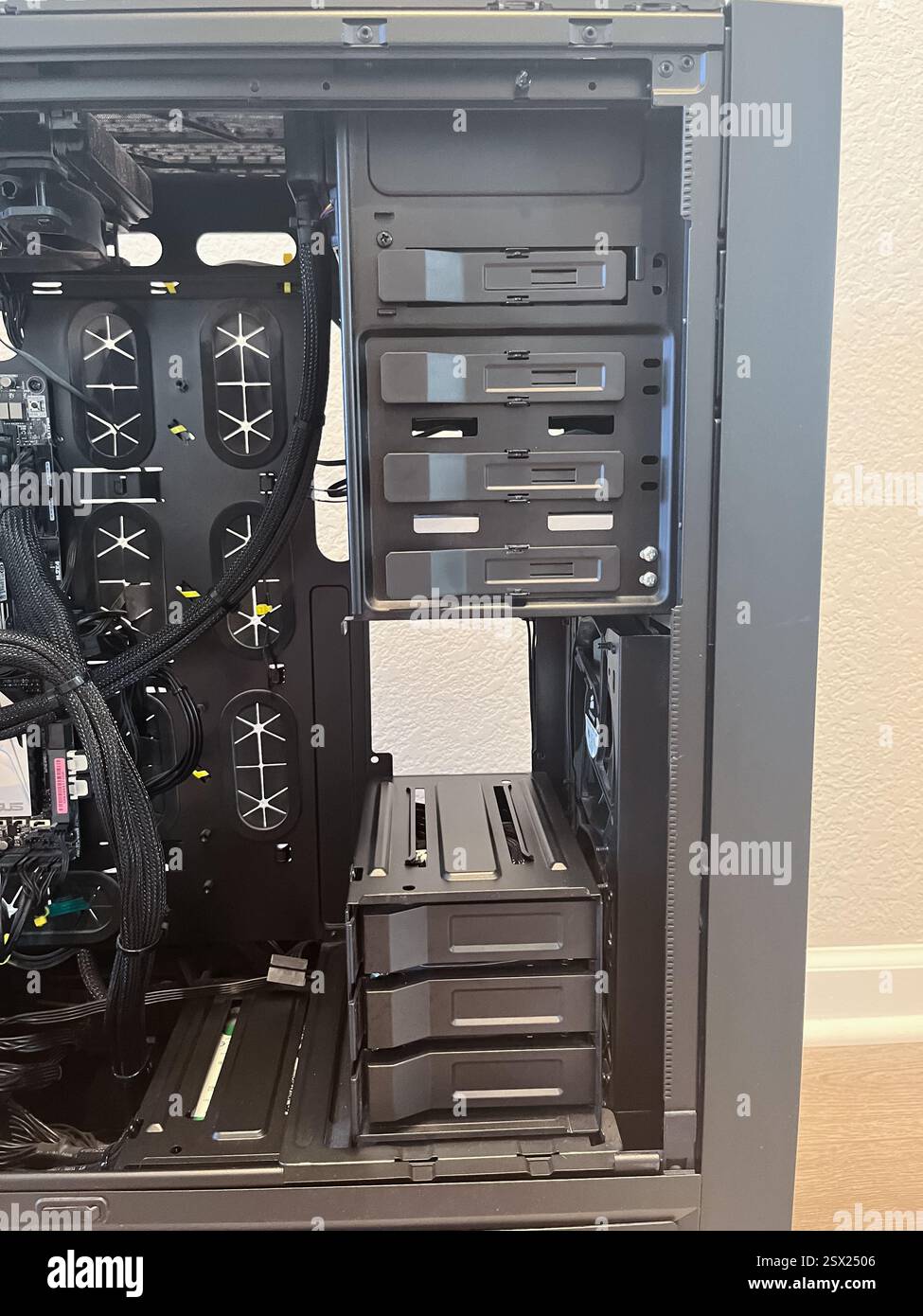 Custom built gaming PC with open case Stock Photo - Alamy