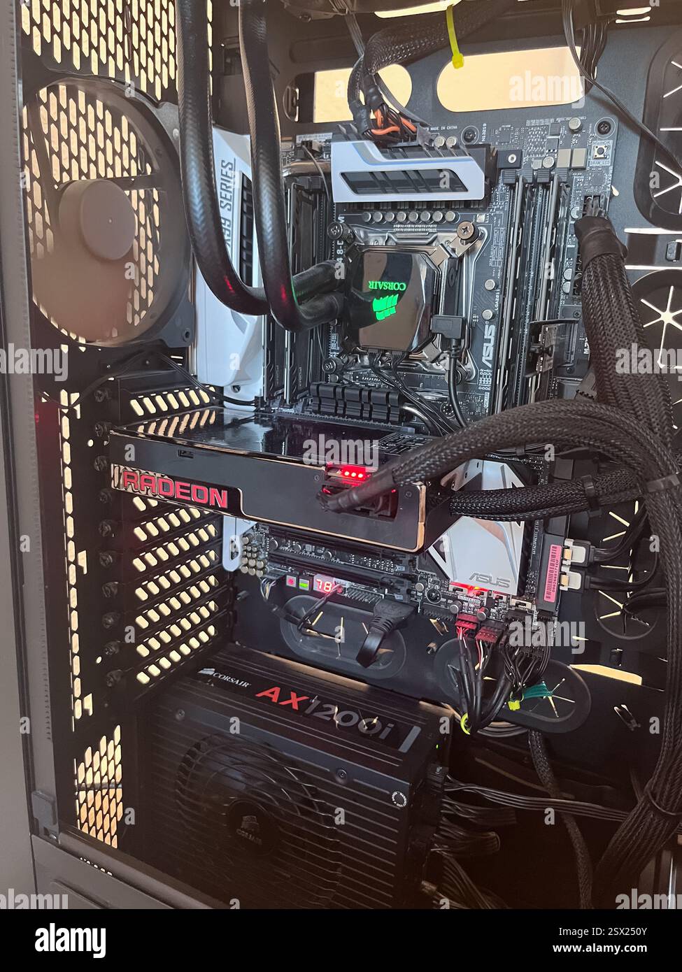 Custom built gaming PC with open case Stock Photo - Alamy