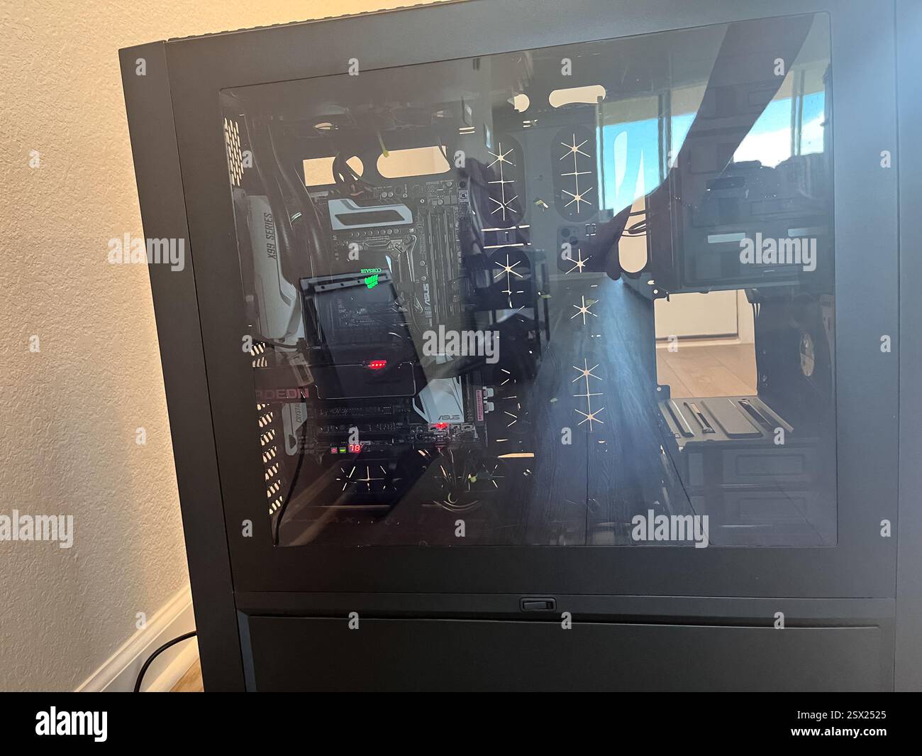 Custom built gaming PC with open case Stock Photo - Alamy