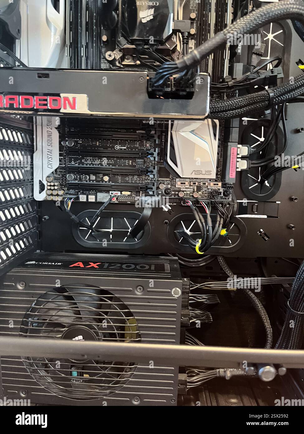 Custom built gaming PC with open case Stock Photo - Alamy