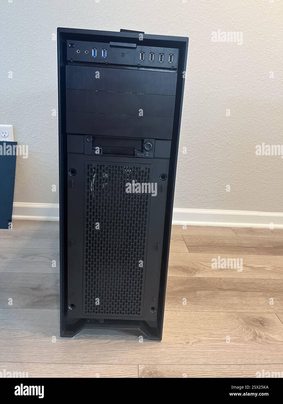 Custom built gaming PC with open case Stock Photo - Alamy