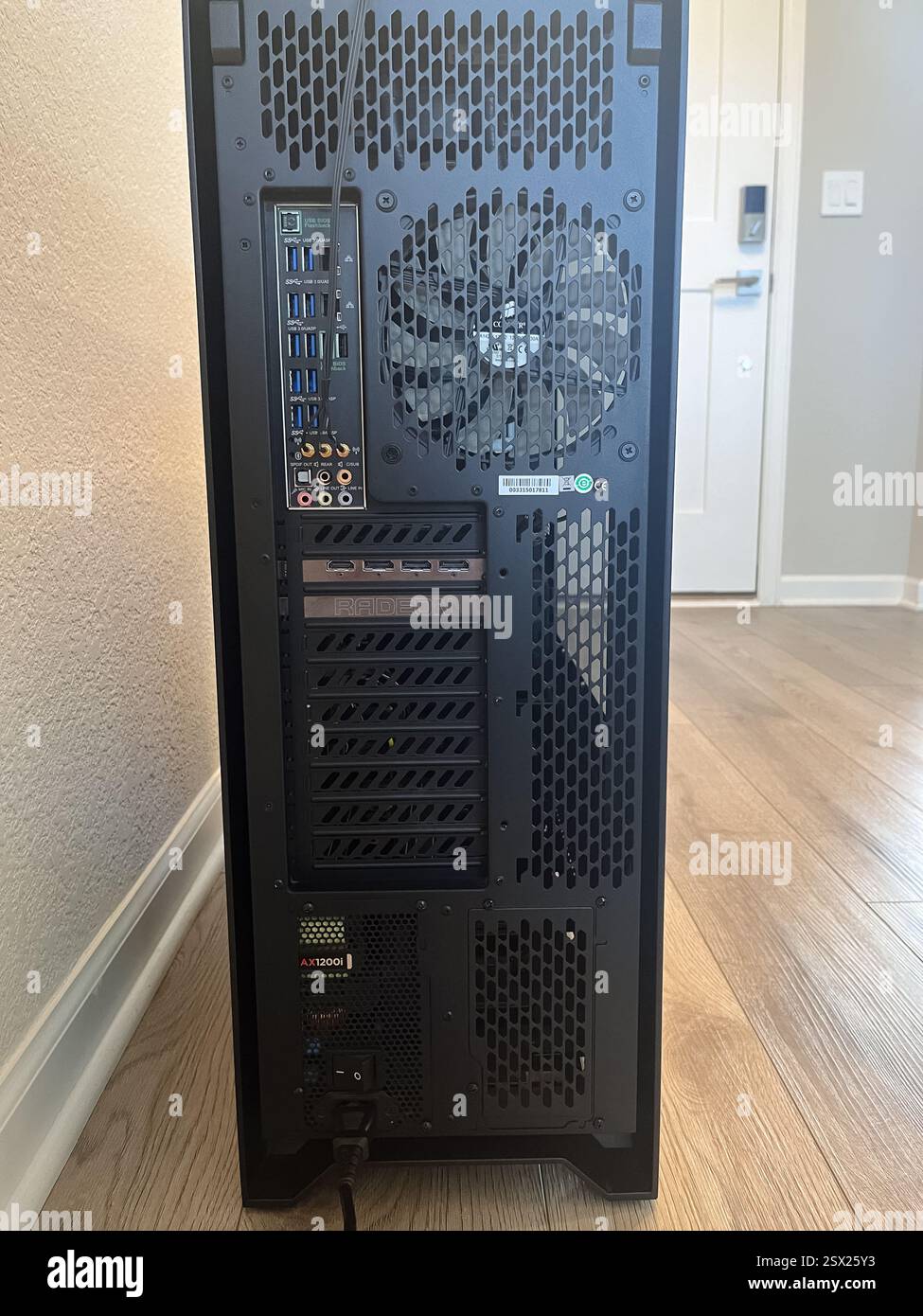 Custom built gaming PC with open case Stock Photo - Alamy