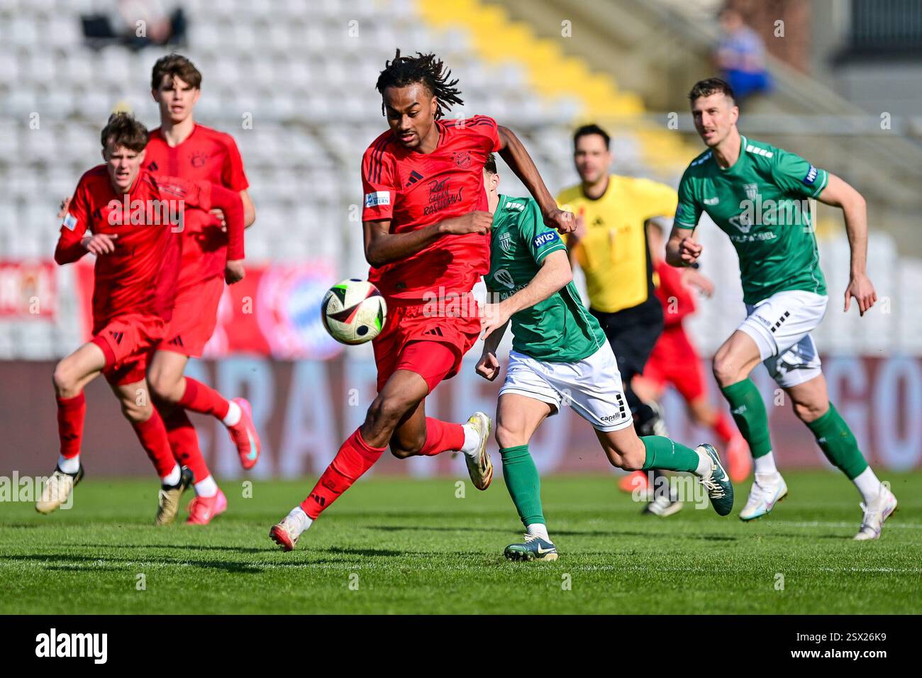 Jonah Daniel Kusi-Asare (Bayern München, FCB, 9) am Ball, 22.02.2025, München (Deutschland ...