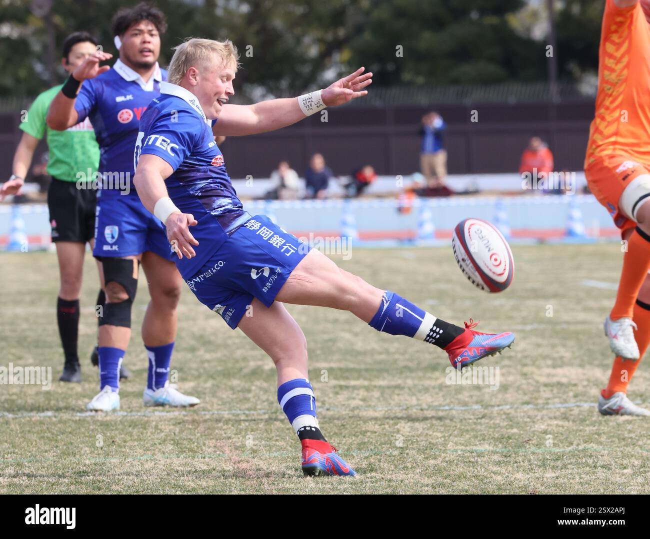 Tokyo, Japan. 22nd Feb, 2025. Shizuoka BlueRevs fly half Sam Greene ...