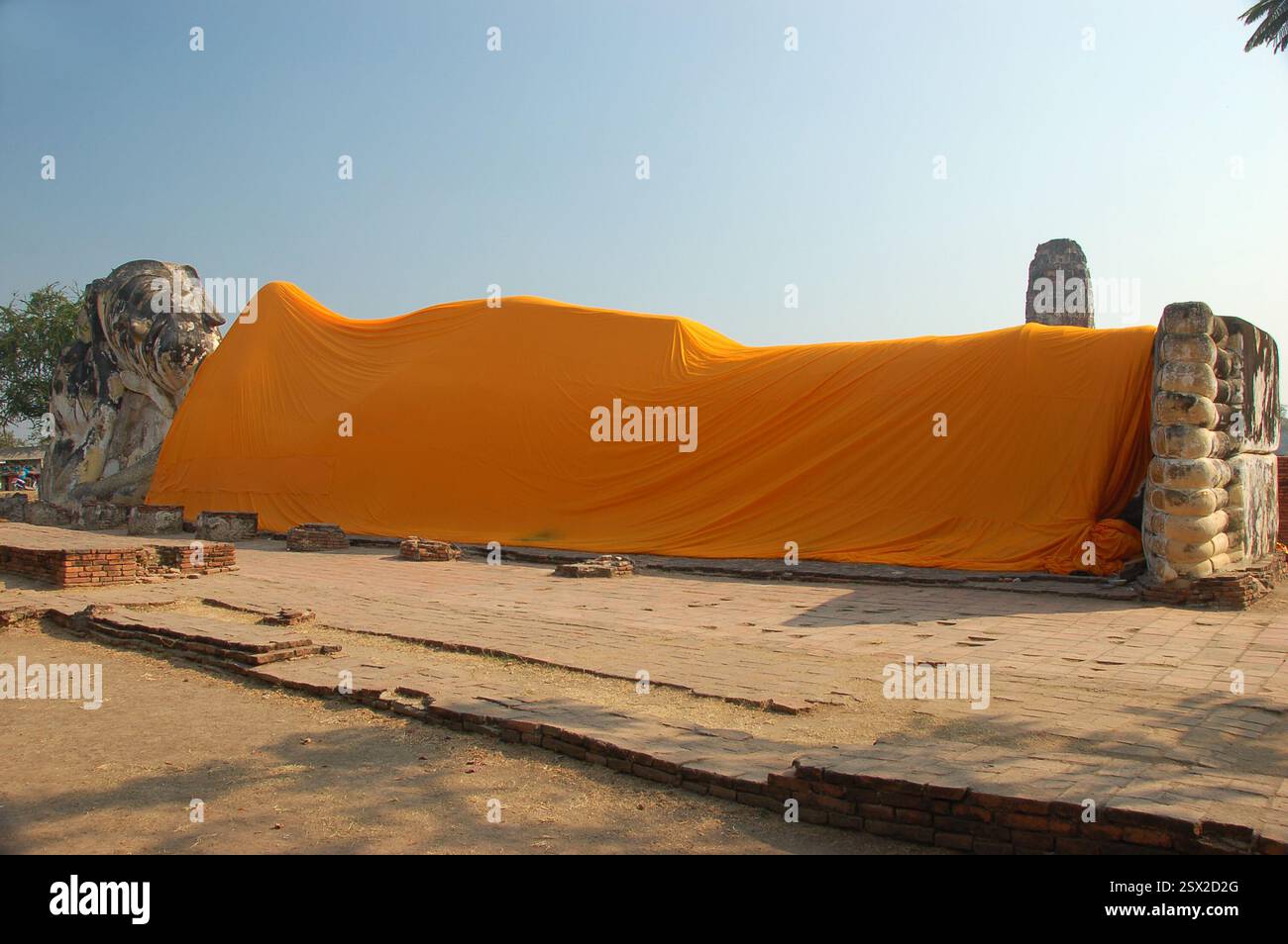 Giant reclining Buddha statue at Wat Lokaya Sutharam, Ayutthaya ...