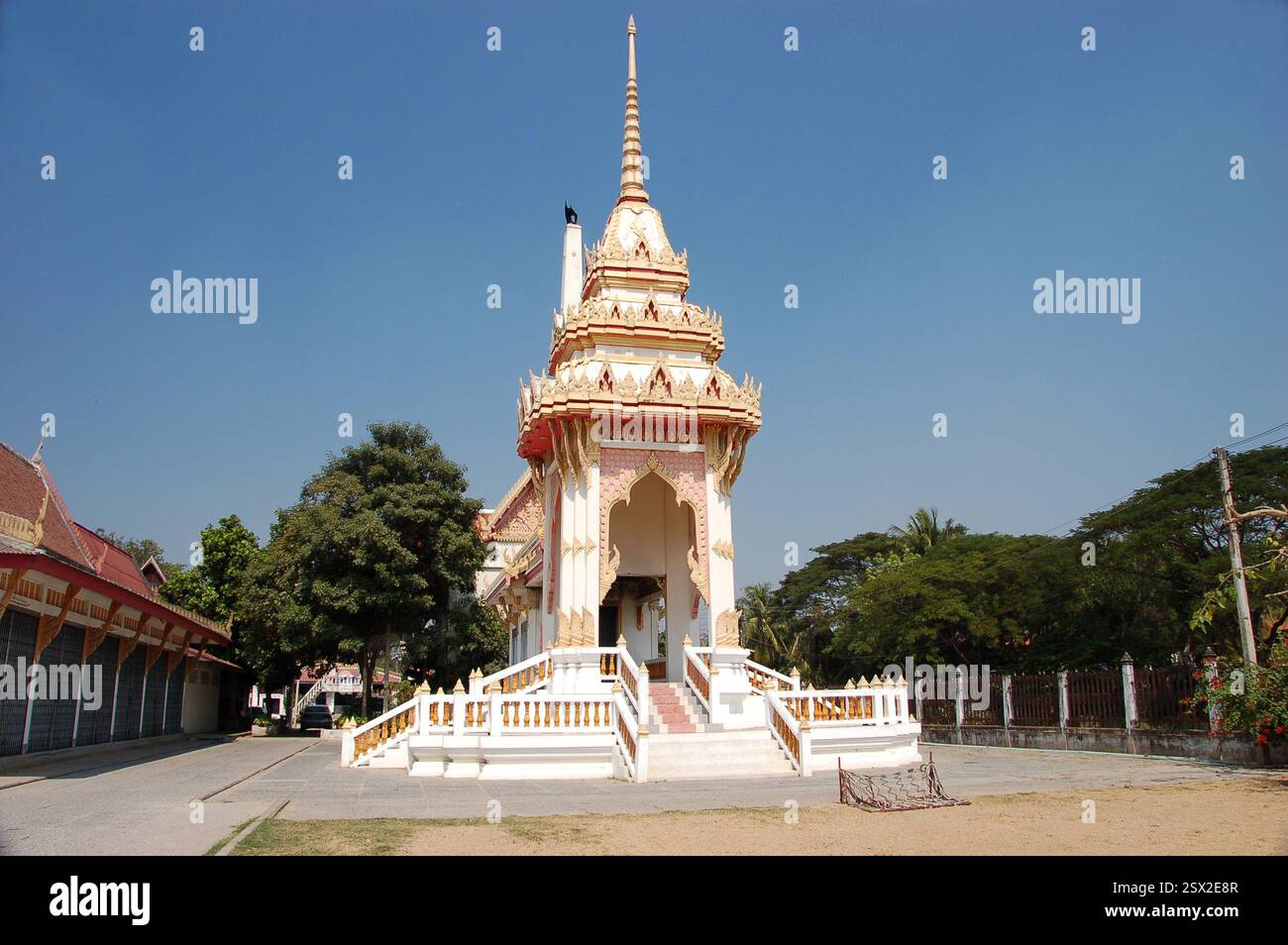 Scenic view of Wat Na Phra Meru, a historic temple in Ayutthaya ...