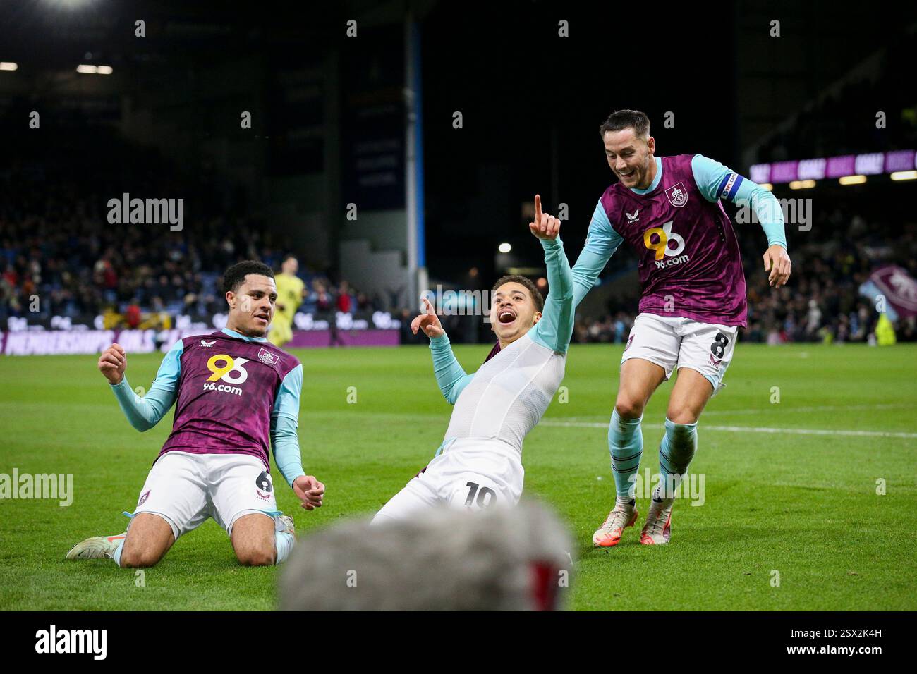 Burnley, UK. 21st Feb, 2025. Burnley forward Manuel Benson (10) scores ...