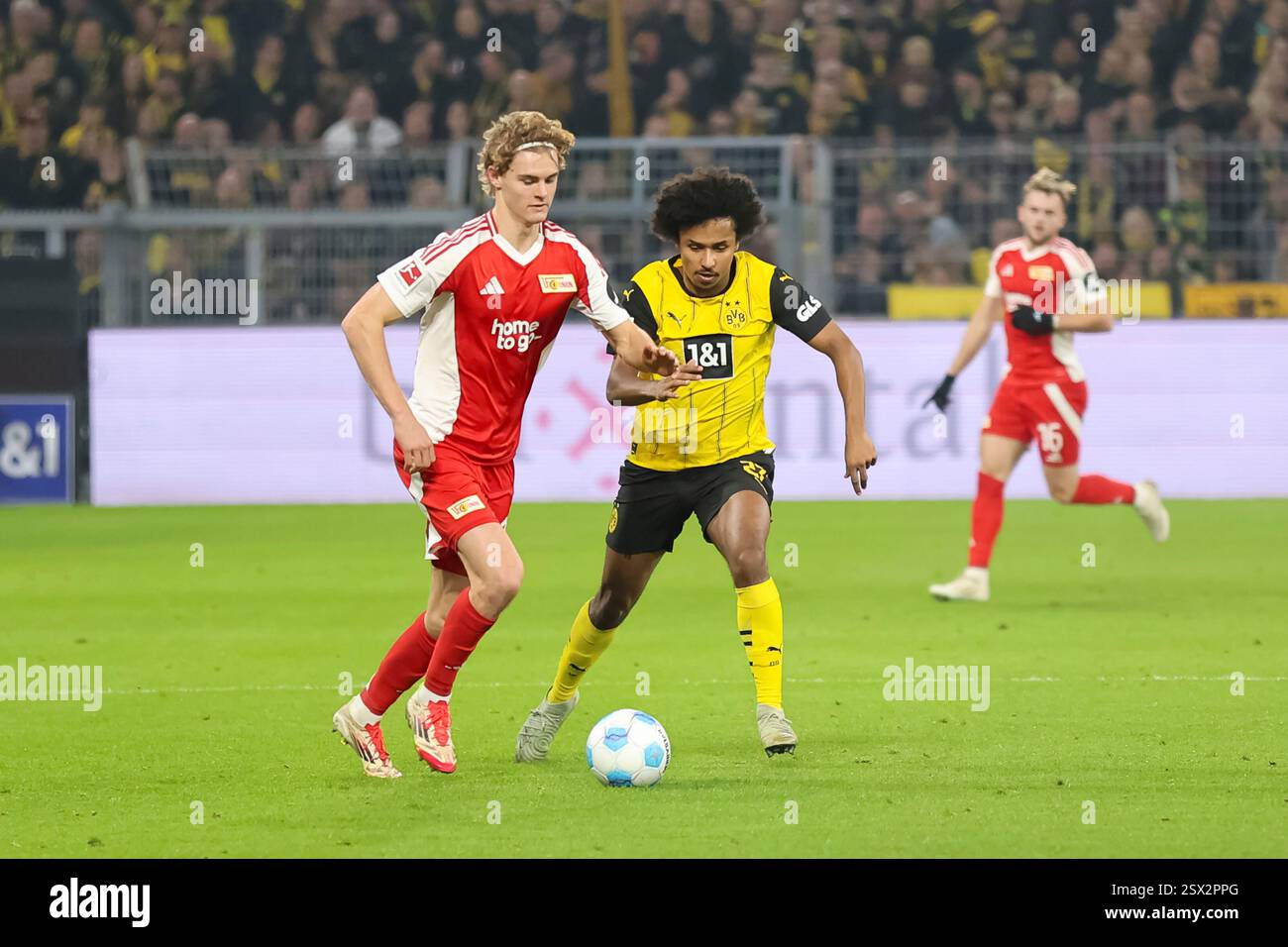 Dortmund, Deutschland. 22nd Feb, 2025. Zweikampf zwischen Karim Adeyemi (Borussia Dortmund, #27 ...