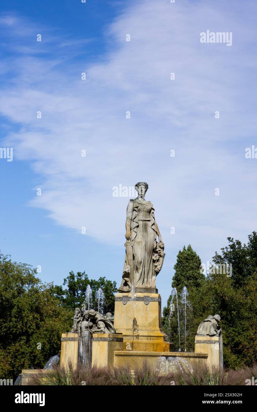 Gracefully detailed statue of hi-res stock photography and images - Alamy