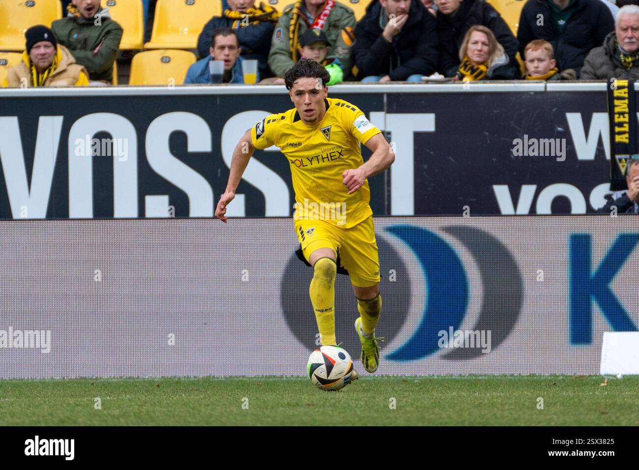 Aachen, Deutschland. 22nd Feb, 2025. Soufiane El Faouzi (Alemannia Aachen, #18) TSV Alemannia ...