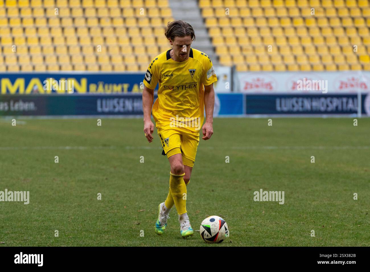 Aachen, Deutschland. 22nd Feb, 2025. Bentley Baxter Bahn (Alemannia Aachen, #09) TSV Alemannia ...