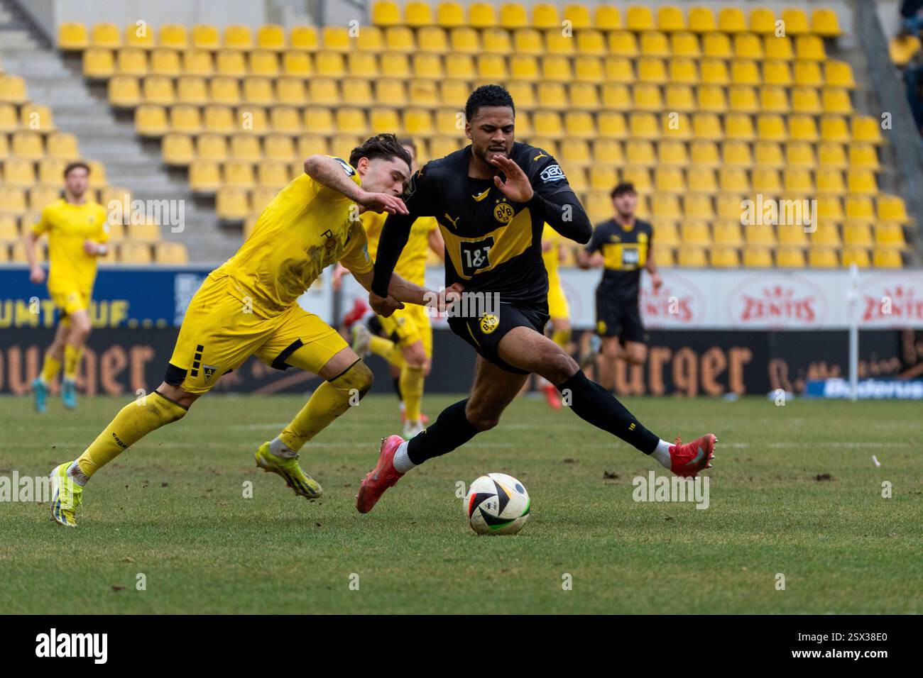 Aachen, Deutschland. 22nd Feb, 2025. Soufiane El Faouzi (Alemannia Aachen, #18) im Duell mit ...