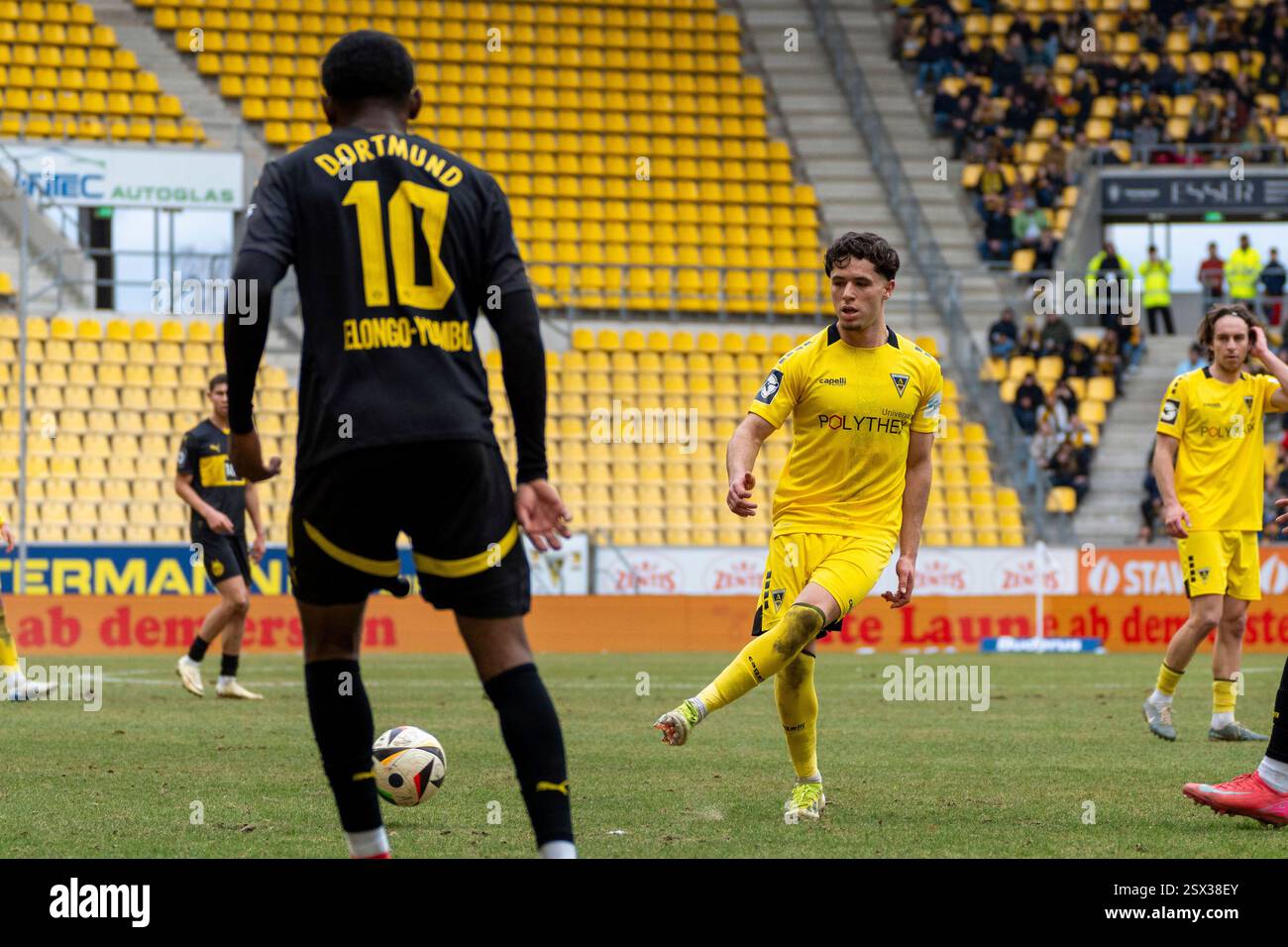 Aachen, Deutschland. 22nd Feb, 2025. Pass von Soufiane El Faouzi (Alemannia Aachen, #18) TSV ...