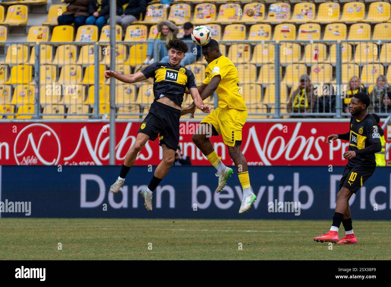 Aachen, Deutschland. 22nd Feb, 2025. Foti Antonio (Borussia Dortmund II, #05) im Kopfballduell ...