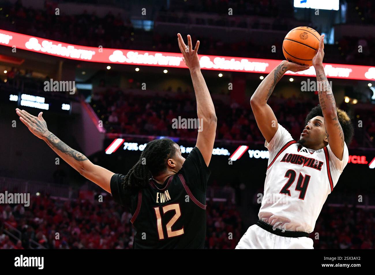 Louisville guard Chucky Hepburn (24) shoots over Florida State forward ...