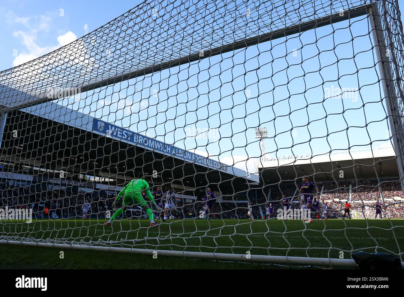 Alex Mowatt of West Bromwich Albion scores his team’s first goal to ...