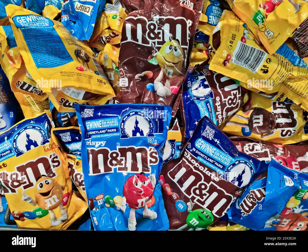 Kiel, 21. February 2025: Pile of M&M's chocolate candies in various ...
