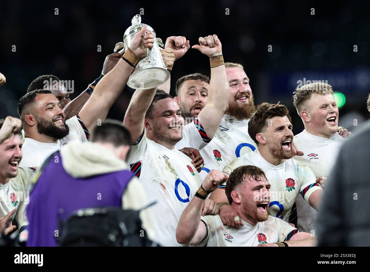 Twickenham, UK. 22nd Feb, 2025. England lift the Calcutta Cup during ...