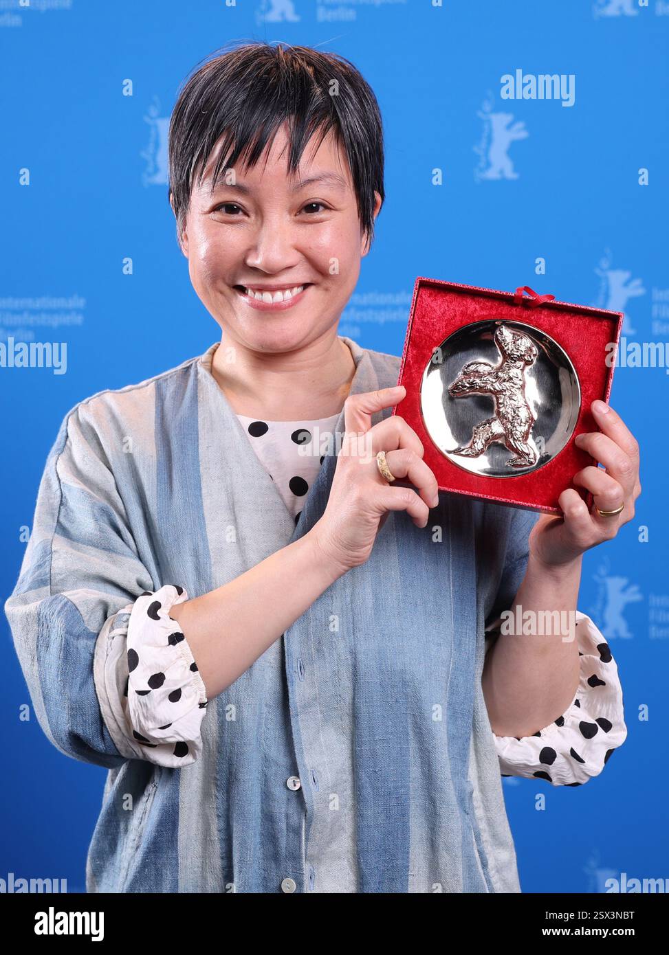 Berlin, Germany. 22nd Feb, 2025. Canadian filmmaker Lesley Loksi Chan poses with the Golden Bear ...