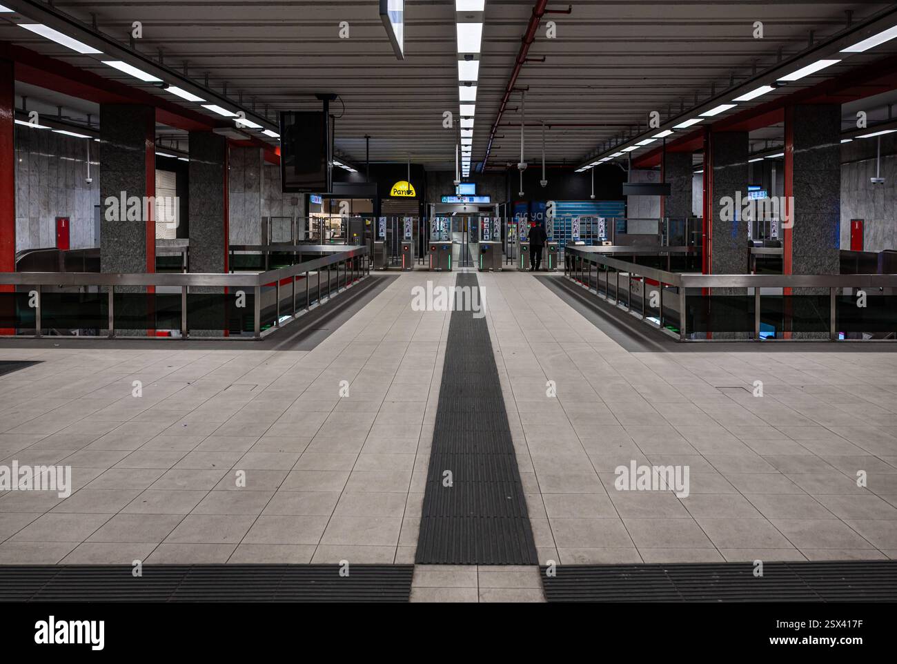 Interior hall of the Porte de Namur Naamse poort metro hub of line 2 ...