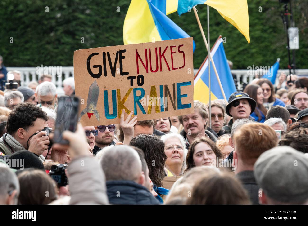 London, UK. 22 February, 2025. Thousands of Ukrainian diaspora and ...