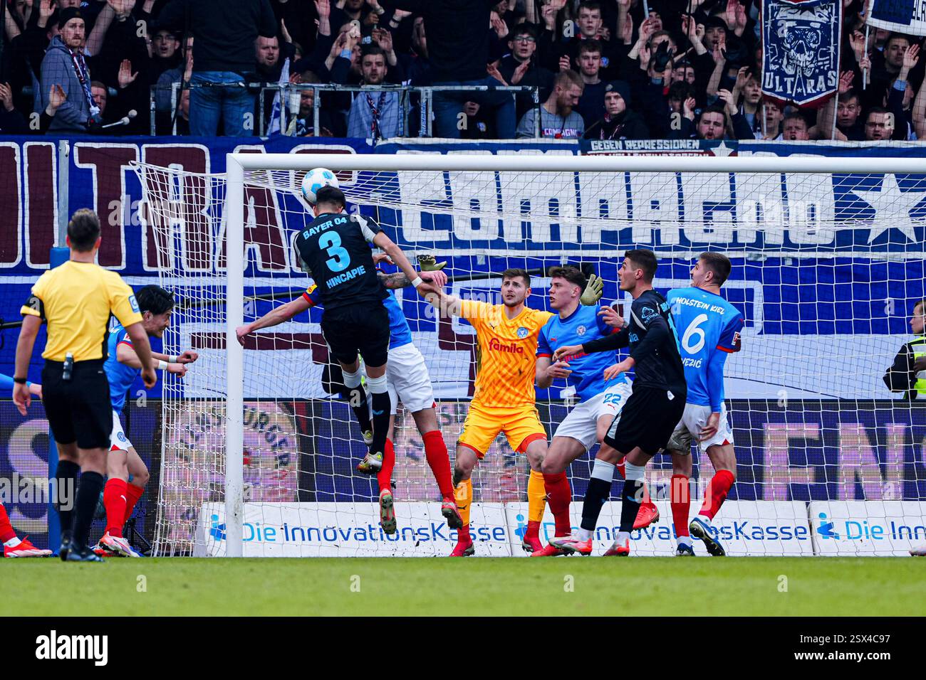 Kiel, Deutschland. 22nd Feb, 2025. Torschuss/Torchance per Kopfball Piero Hincapie (Bayer 04 ...