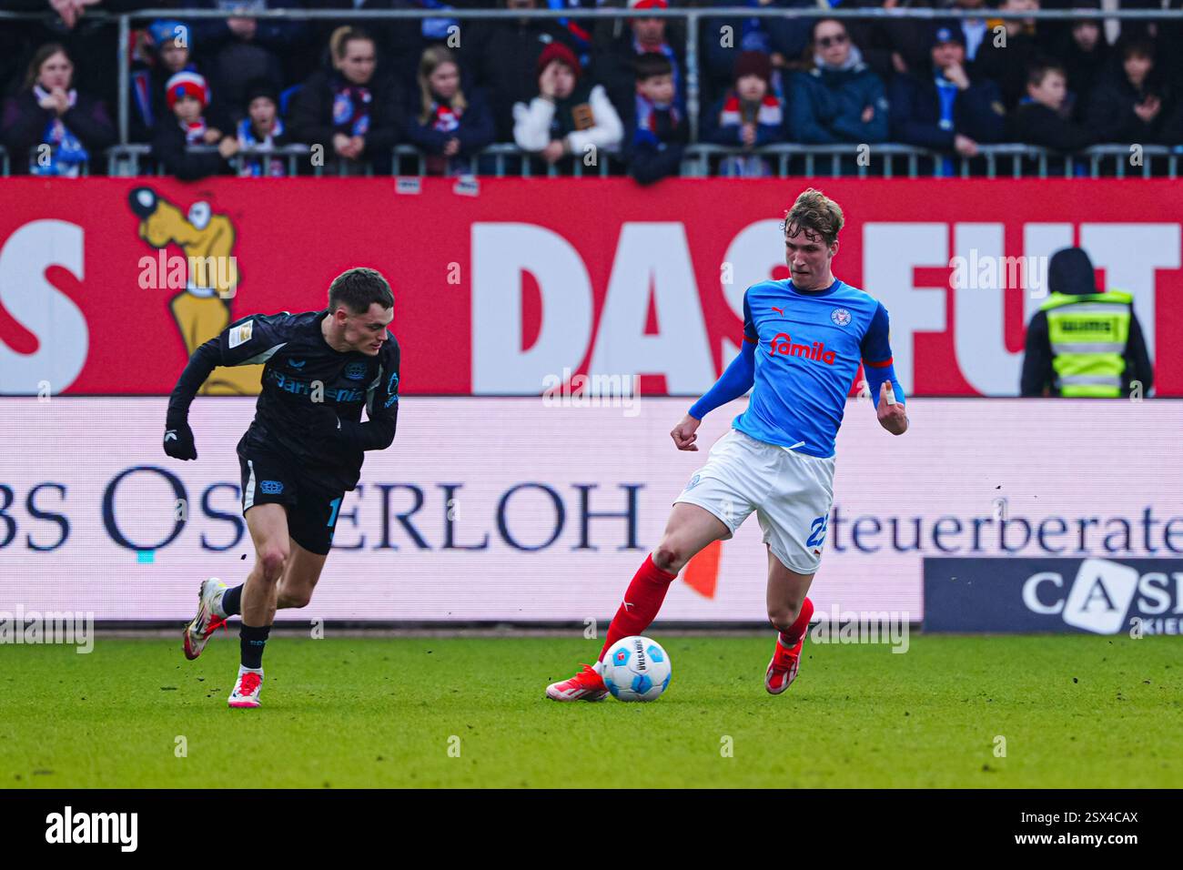 Kiel, Deutschland. 22nd Feb, 2025. Florian Wirtz (Bayer 04 Leverkusen, #10), Lasse Rosenboom ...