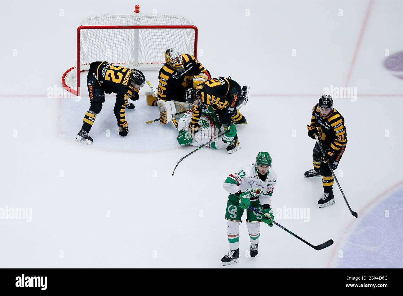 250222 Skellefteås Jonathan Pudas och Rögles Dennis Everberg under ishockeymatchen i SHL mellan ...