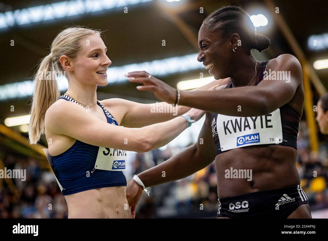 Sina Mayer (LAZ Zweibr?cken) und Lisa Marie Kwayie (Neuk?llner SF) freuen sich ?ber ein Q zum ...