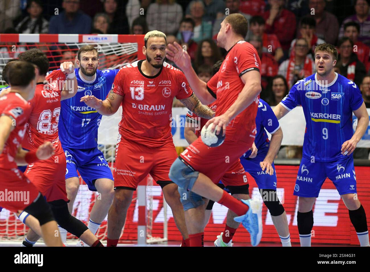 Dainis Kristopans (MT Melsungen #10) (am Ball), Samuel Roethlisberger ...