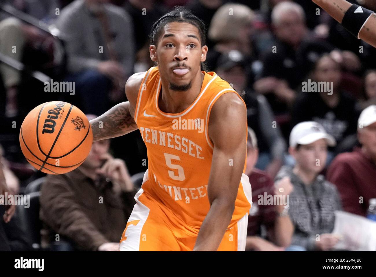 Tennessee guard Zakai Zeigler (5) drives against Texas A&M during the ...