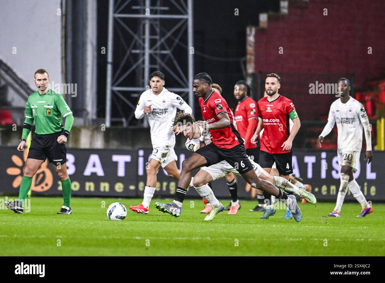 Antwerp, Belgium. 22nd Feb, 2025. Antwerp's Dennis Praet and OHL's Ezechiel Banzuzi pictured in ...