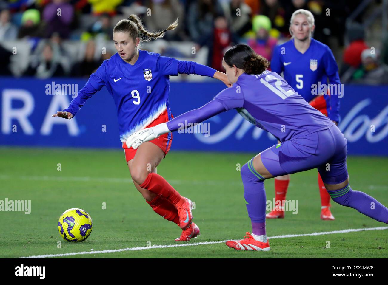 United States forward Ally Sentnor (9) attempts to get into a scoring ...