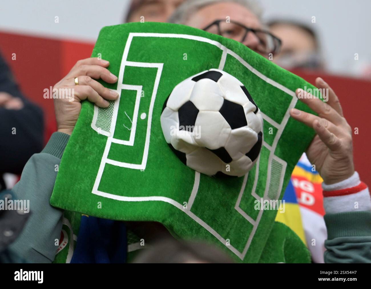 verkleidete Fans während der Karnevalszeit fotografiert beim Fußball ...