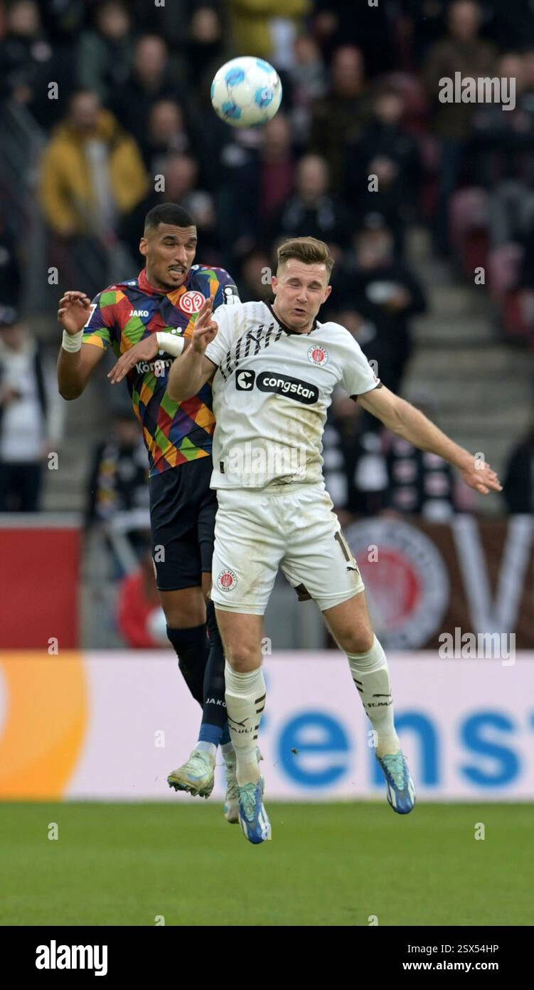 Mainz, Deutschland. 22nd Feb, 2025. Johannes Eggestein (re) gegen ...