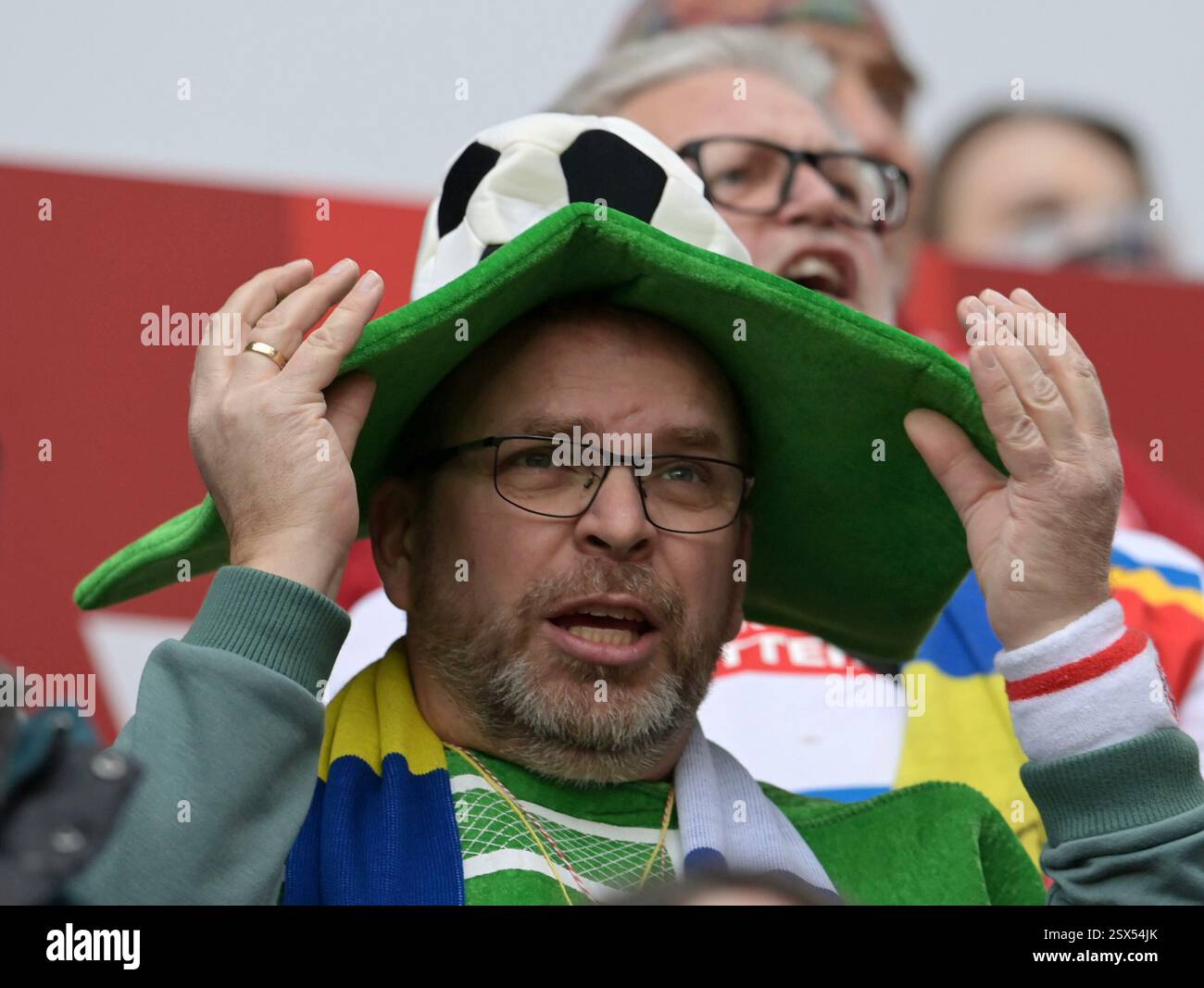 verkleidete Fans während der Karnevalszeit fotografiert beim Fußball ...