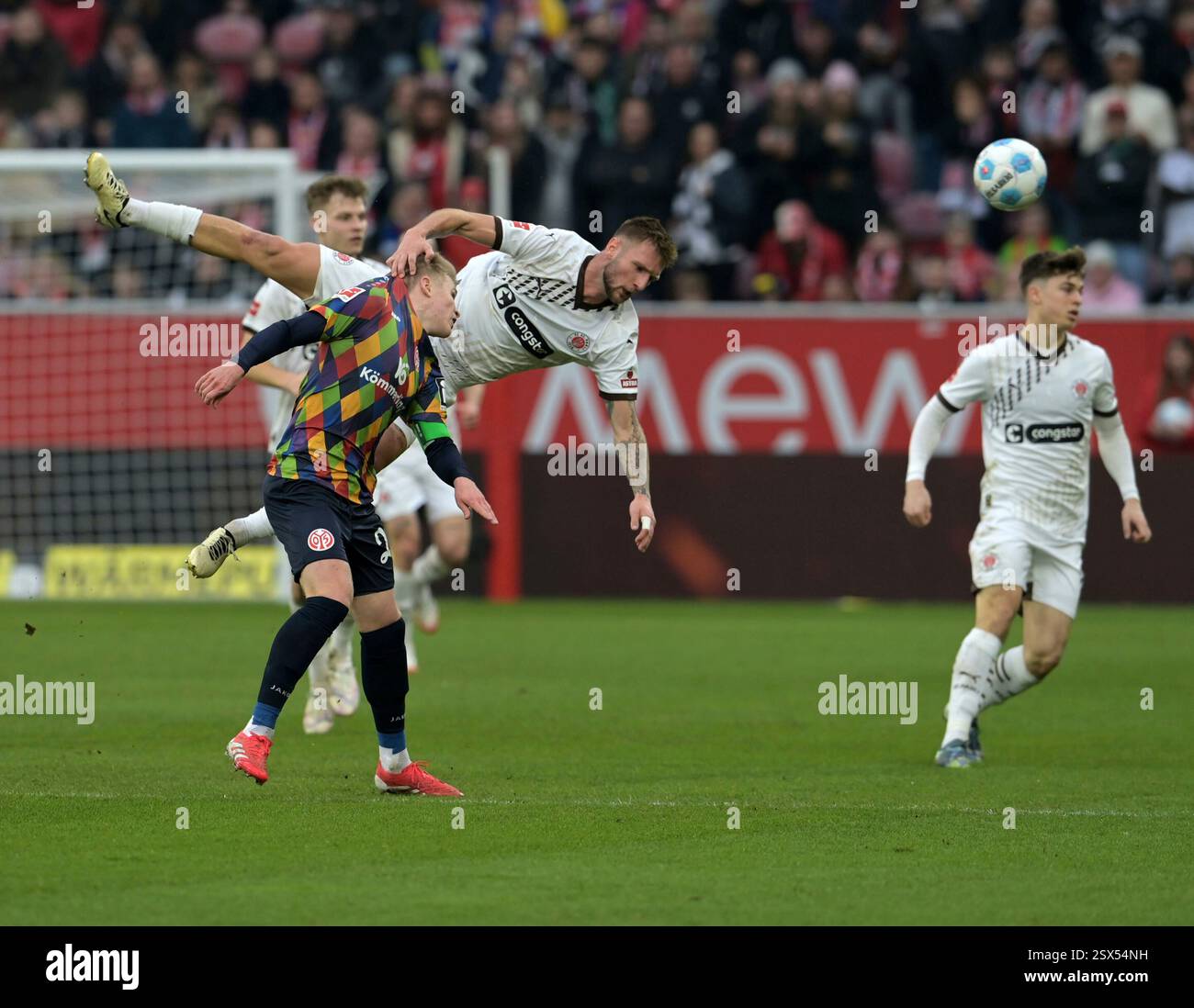 Siebe Van der Heyden. (li). gegen. Jonathan Burkardt fotografiert beim ...