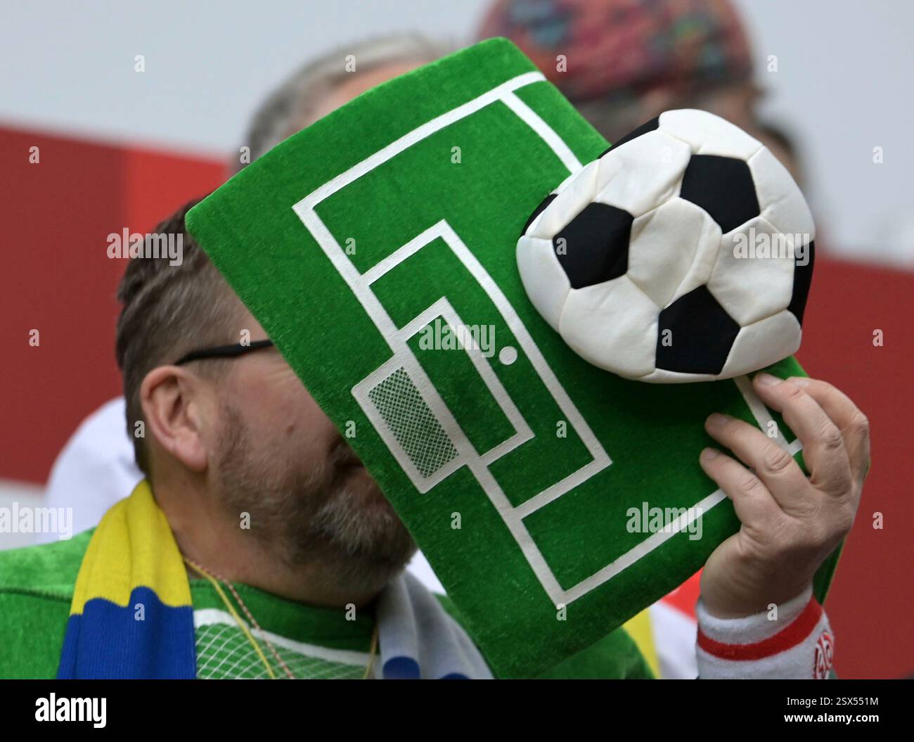 verkleidete Fans während der Karnevalszeit fotografiert beim Fußball ...