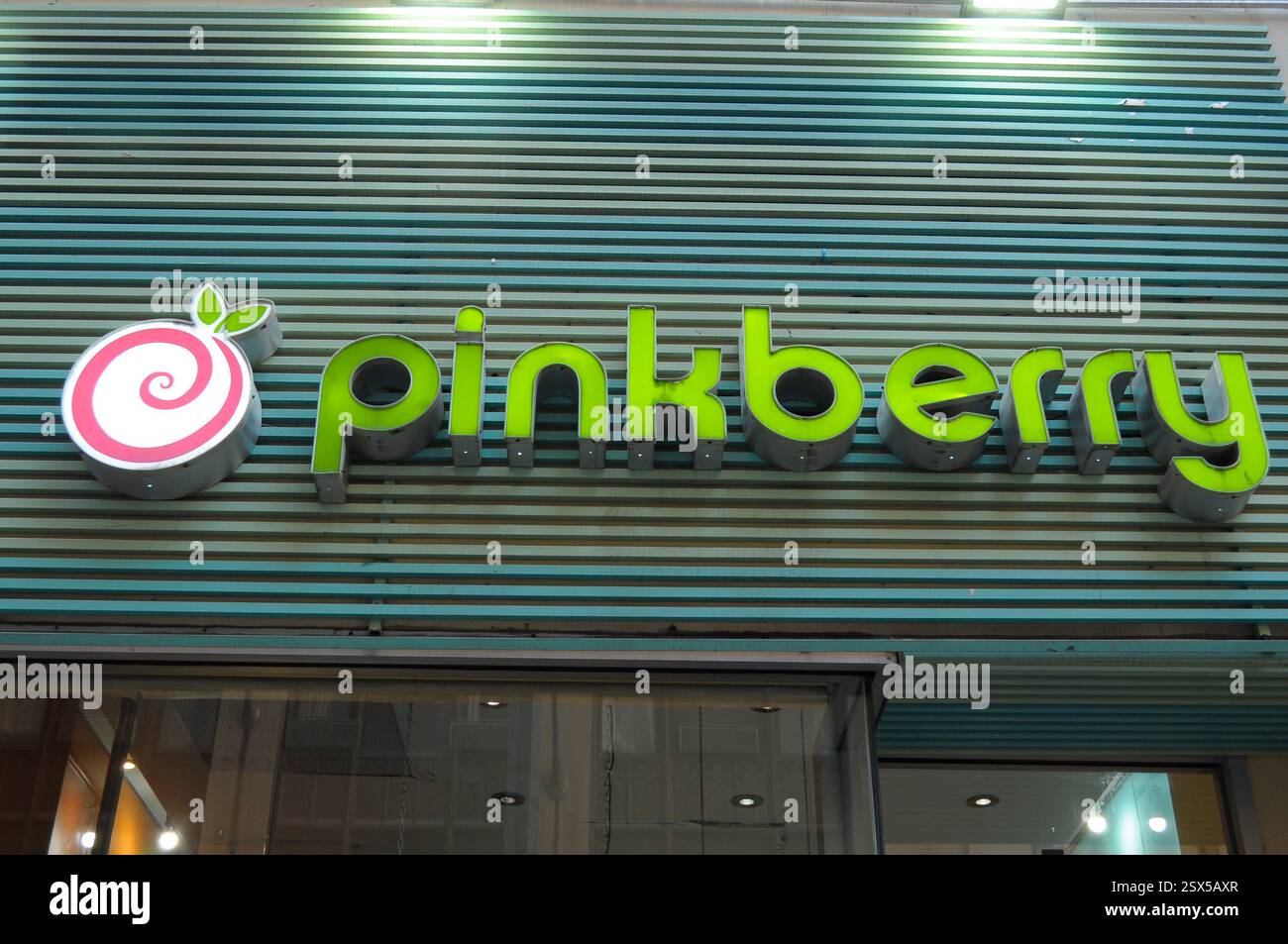 New York, USA. 21st Feb, 2025. A Pinkberry frozen dessert restaurant is ...