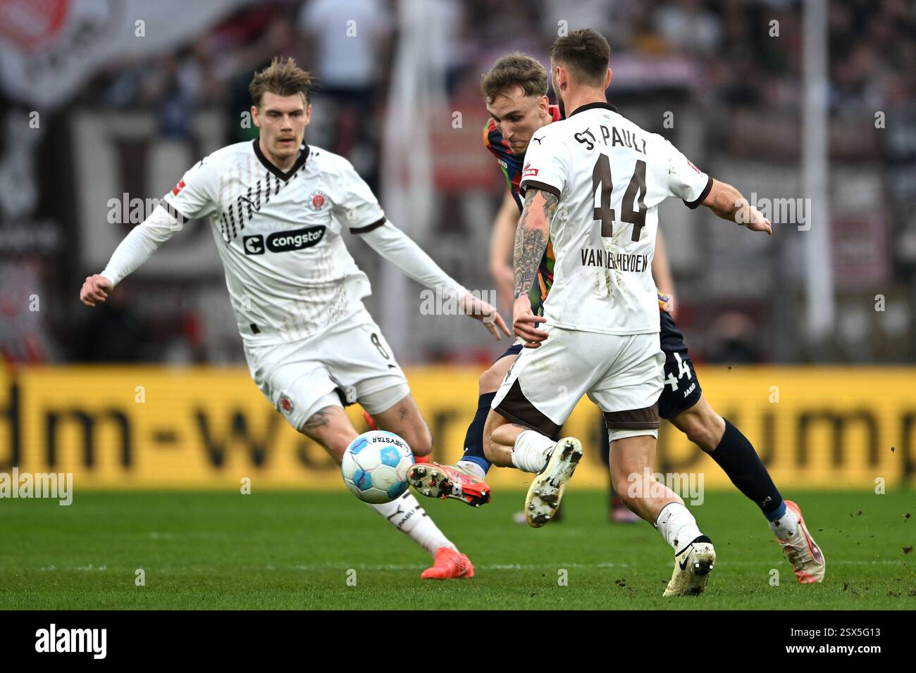 Mainz, Germany. 22nd Feb, 2025. Fussball 1. Bundesliga 23. Spieltag 1. FSV Mainz 05 - FC St ...