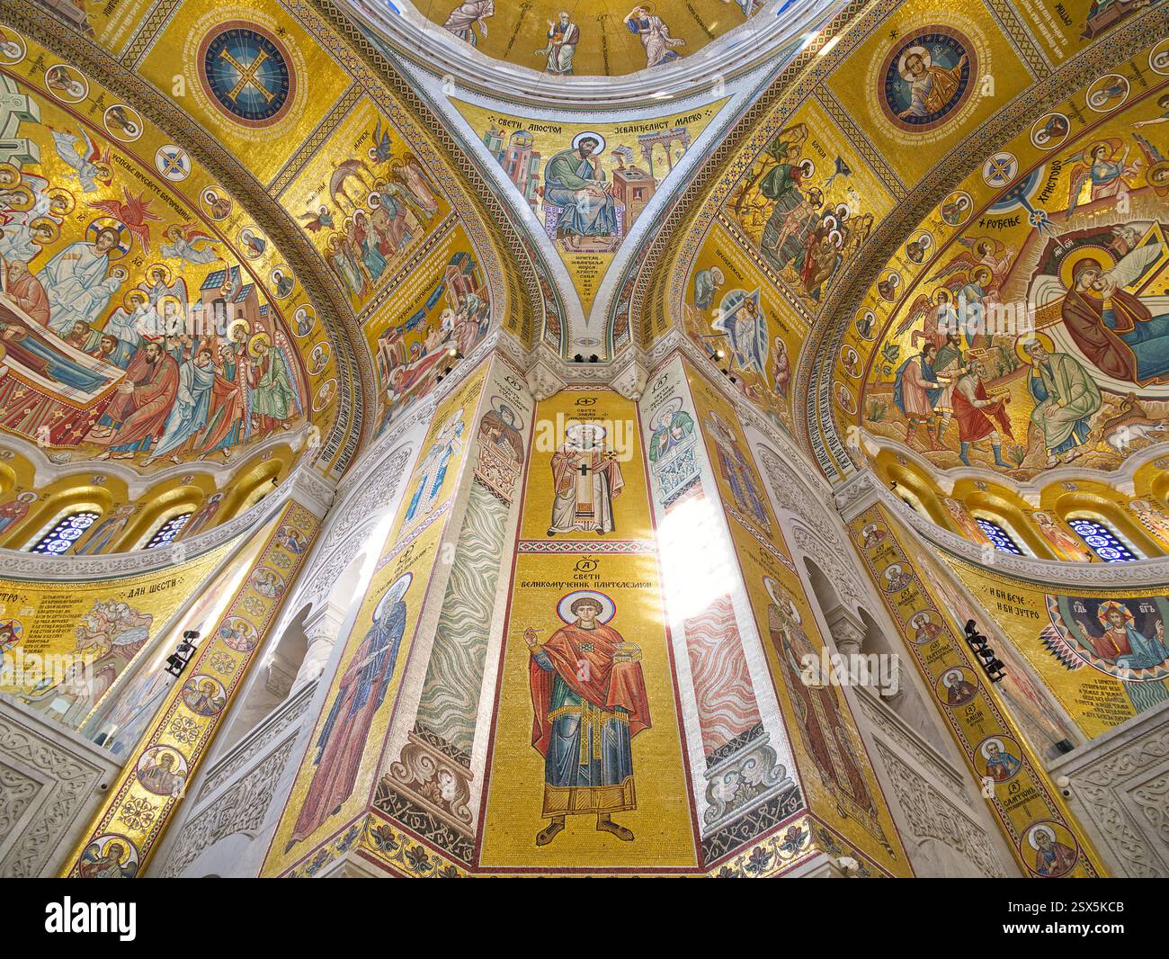 Scenes symmetry hi-res stock photography and images - Alamy
