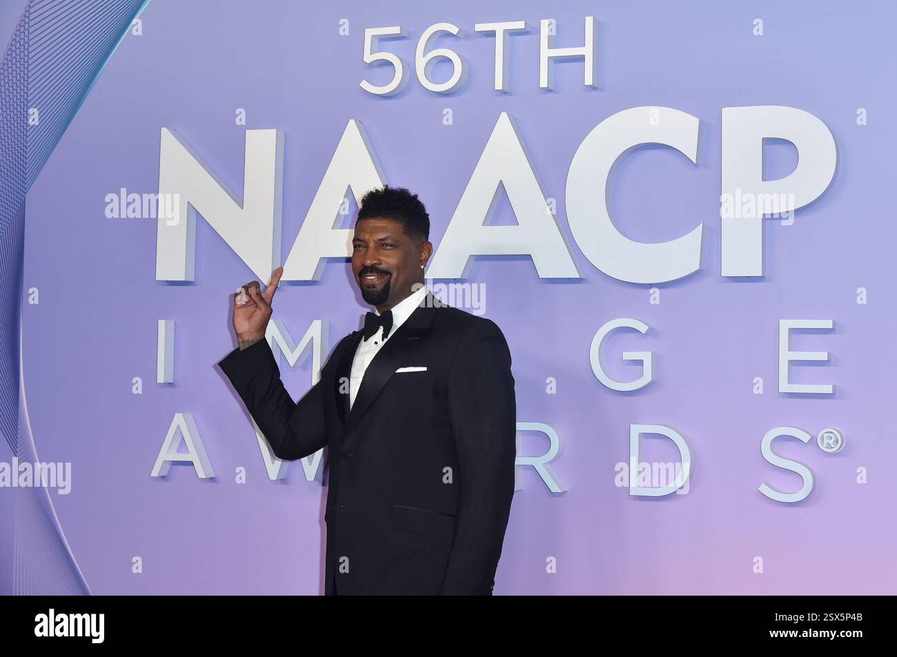 Deon Cole arrives at the 56th NAACP Image Awards on Saturday, Feb. 22 ...