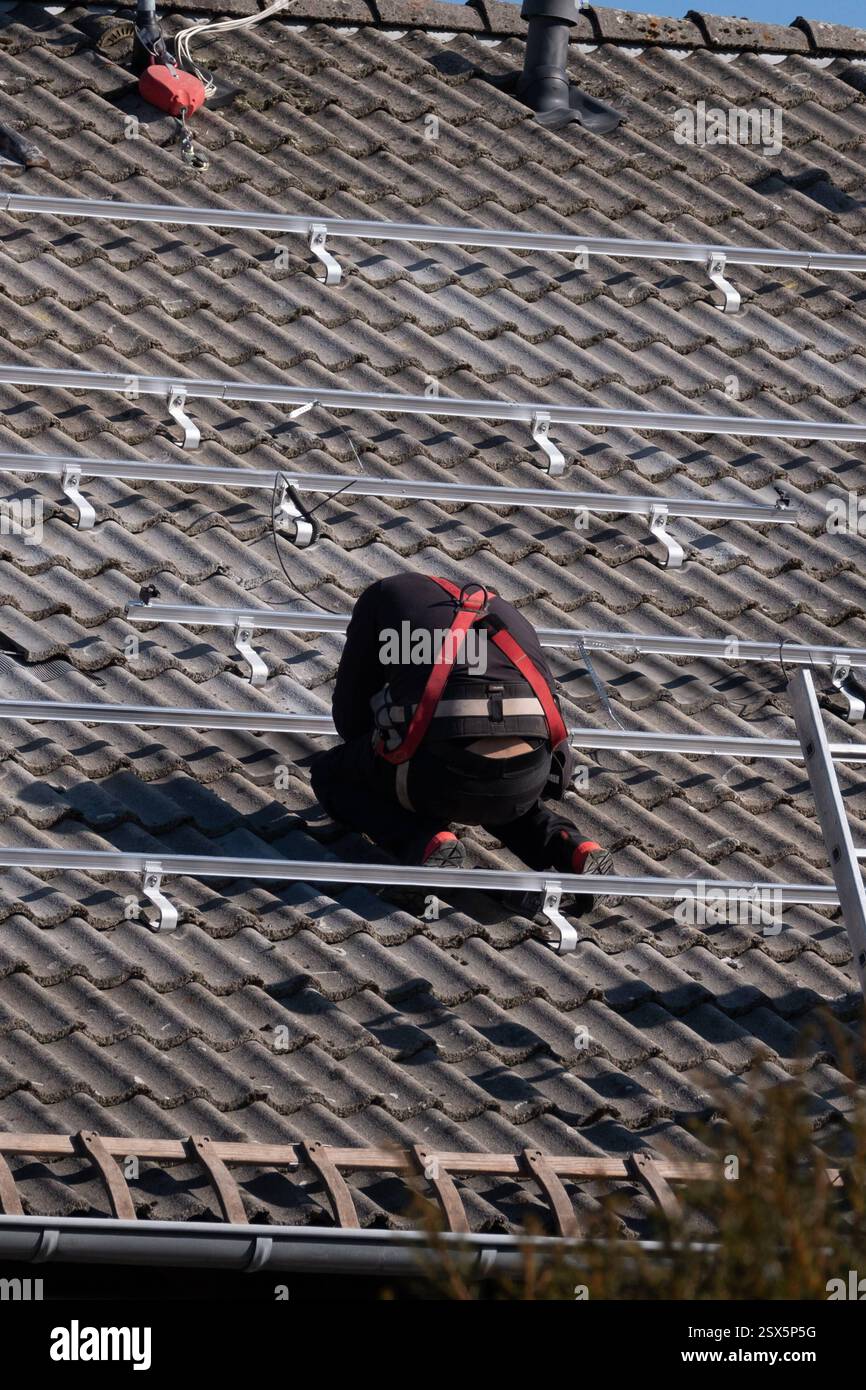 Dacharbeiten zur Installation von Solarmodulen in Aachen am 17. Februar 2025. GERMANY - AACHEN ...