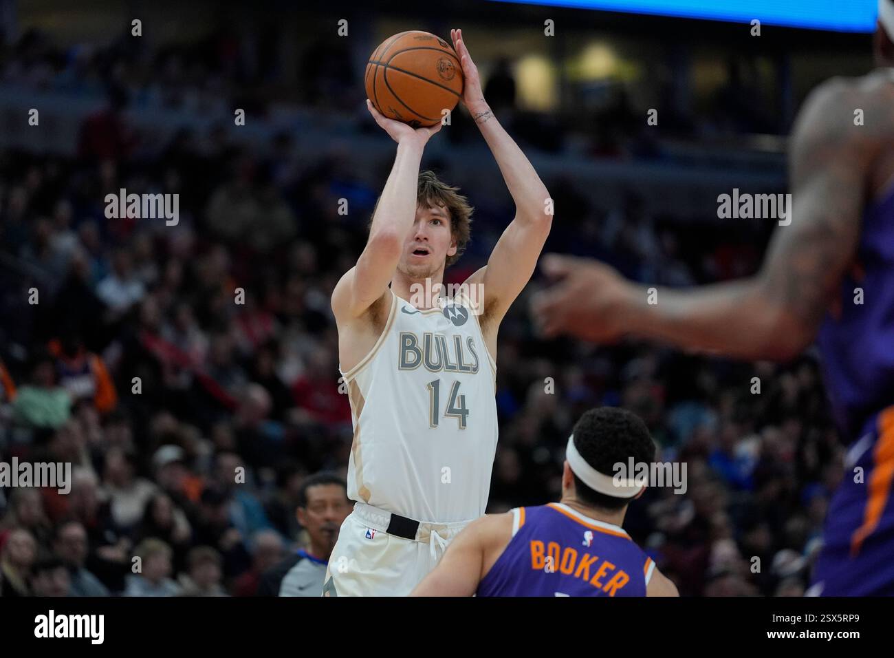 Chicago Bulls forward Matas Buzelis (14) sinks a three-point shot ...
