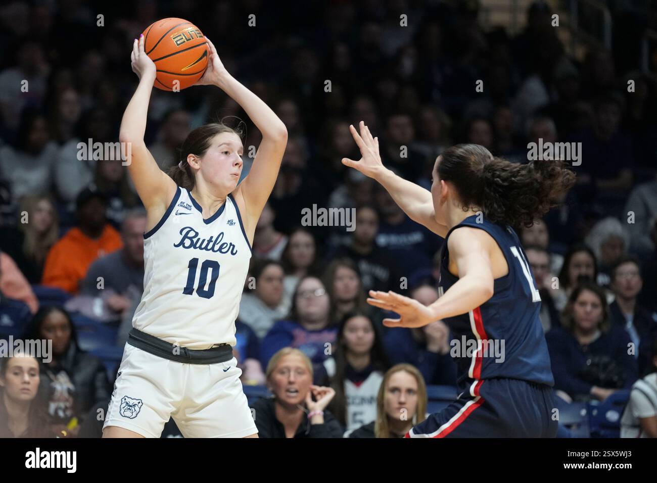 Butler guard Lily Zeinstra (10) catches a pass in front of UConn guard ...